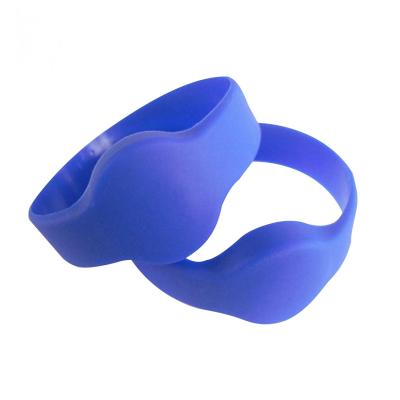 China Anti-Collision Silicone RFID Wristband with M5 Chip 120×22×12mm for Identification and Membership Management for sale