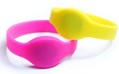 China OEM Logo Smart NFC RFID Silicone Wristbands Waterproof with 10-Year Data Retention and 200pcs MOQ for sale