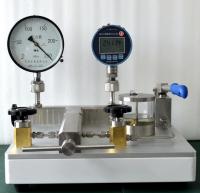 China Stainless Steel Hydraulic Pressure Comparator 2500bar for Lab Gauge Calibration for sale
