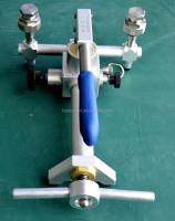 China 0.1mbar Adjustment Resolution HS703 Hand-operated Calibration Pressure Source in Buna-N for sale