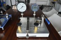 China High Pressure Hydraulic Hand Pump 2500 bar 10 mbar Adjustment Resolution Calibrator for sale