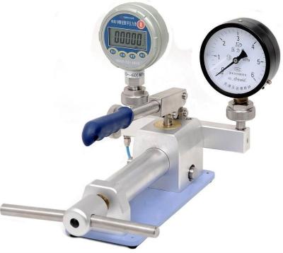 China Manual Pneumatic Air Pressure Calibrator -0.95 to 60 bar 0.02% F.S Accuracy for sale