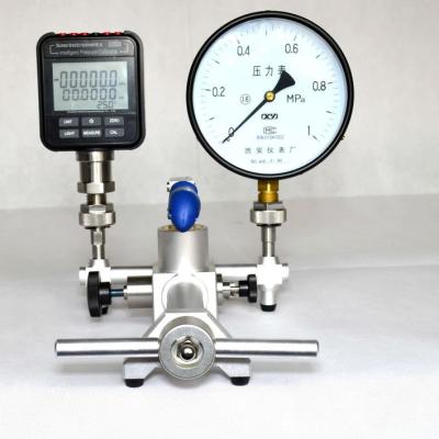 China Hand Pneumatic Pressure Calibrator 900 psi Portable Gauge Tester with M20x1.5 Output for sale
