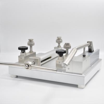 China Stainless Steel Hand Held Pneumatic Pressure Calibrator 140bar 0.1mbar Resolution for sale