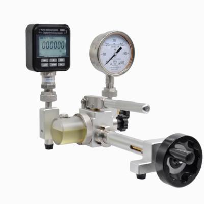 China Transformer Oil Hand Hydraulic Calibration Pressure Pump 700 bar 2.6 kg Portable for sale