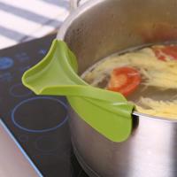 China Kitchen Gadgets Silicone Anti-Spill Leak Pot with Round Mouth Edge Deflector 20g for sale