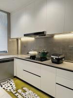 China Apartment  Melamine Elegant European Kitchen Cabinet With Quartz Countertop for sale