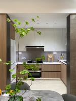 China Apartment  Melamine Elegant European Kitchen Cabinet With Quartz Countertop for sale