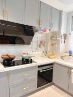 China Apartment Modern Villa Furniture Melamine Kitchen Cabinet With Island for sale