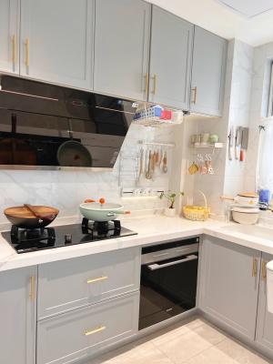 China Apartment Modern Villa Furniture Melamine Kitchen Cabinet With Island for sale