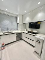 China Apartment Modern Villa Furniture Melamine Kitchen Cabinet With Island for sale