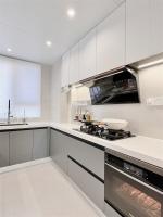 China Apartment Modern Villa Furniture Melamine Kitchen Cabinet With Island for sale
