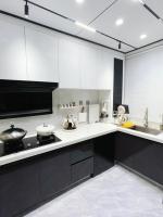 China Customized Modern High Gloss Lacquer Finish Wooden Kitchen Cabinet for sale