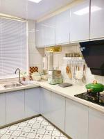 China Customized Modern High Gloss Lacquer Finish Wooden Kitchen Cabinet for sale