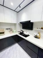 China Customized Modern High Gloss Lacquer Finish Wooden Kitchen Cabinet for sale