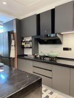 China Customized Modern High Gloss Lacquer Finish Wooden Kitchen Cabinet for sale