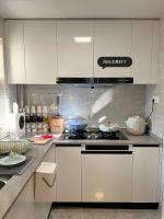 China Contemporary HPL Fireproof Kitchen Cabinet Set with Brass and Soft Closing Sliders Blum Hinges for sale