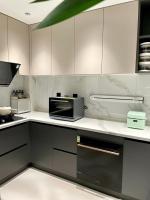 China Apartment Kitchen Furniture Wholesale Modern Home Kitchen Cabinets for sale