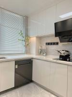 China Residence Wholesaler Wooden Kitchen Furniture Modern Kitchen Cabinet Design for sale
