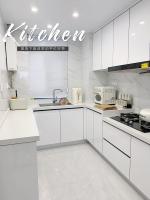 China Cupboards Furniture Modern Free Designs Modern Complete Kitchen Cabinet Set for sale