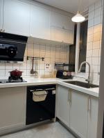 China Modern Designs Kitchen Cabinets  For Apartment with Soft Closing Sliders for sale