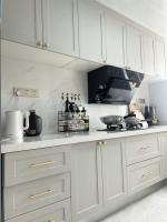 China Direct Manufacturer Ready Made Finished Aluminum Glass Door Kitchen Cabinet for sale