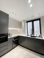 China Residence Kitchen Wall Cabinet Full Sets Design Modern Customized With Seating for sale