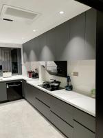 China Residence Kitchen Wall Cabinet Full Sets Design Modern Customized With Seating for sale