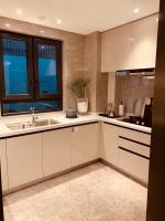 China Contemporary Design Modern Kitchen Cabinet with Particle Board Carcase and Plywood Door for sale