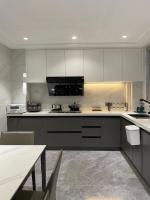China Grain Modern Kitchen Cabinet Handleless Furniture Cabinetry With Linear Shape for sale