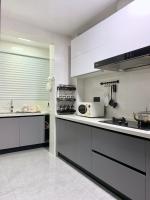 China Modern Style Kitchen Cabinet Melamine Finished Wood Grain Design Cupboard for sale