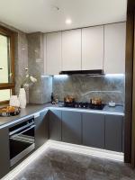 China Laminated Melamine Finish Vertical Wood Grain Frameless Kitchen Cabinet For Home for sale