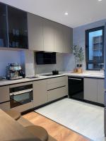 China Manufacturer Apartment Wood Grain Modular Kitchen Cabinet Luxury Furniture for sale