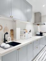 China High Gloss Lacquer Melamine Finish Wood Grain Glass Inset Luxury Kitchen Cabinets for sale