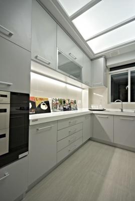 China High Gloss Lacquer Melamine Finish Wood Grain Glass Inset Luxury Kitchen Cabinets for sale