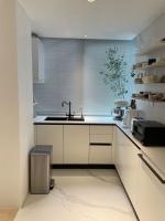 China High Gloss Lacquer Melamine Finish Wood Grain Glass Inset Luxury Kitchen Cabinets for sale