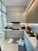 China Wood Grain Laminate And White Finish Color Mixed Kitchen Cabinet for sale