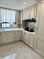 China Wood Grain Laminate And White Finish Color Mixed Kitchen Cabinet for sale