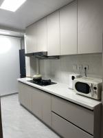 China Modern Prime Oak Laminate Kitchen Cabinets With Woodmatt Finish For Hotel for sale