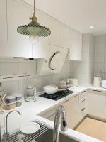 China Luxury Modular U-Shape Kitchen Cabinet With Adjustable LED Color Temperatures for sale