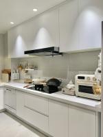 China Walnut Woodgrain Anti-Fingerprint Eco-Certified Particle Board Kitchen Cabinet for sale