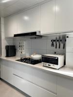 China Matte Anti-Scratch Lacquered Hygienic Kitchen Cabinet With Gallery Lighting for sale