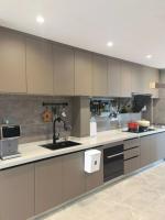 China Matte Anti-Scratch Lacquered Hygienic Kitchen Cabinet With Gallery Lighting for sale