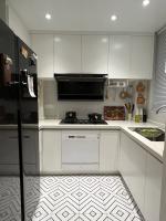 China Matte Anti-Scratch Lacquered Hygienic Kitchen Cabinet With Gallery Lighting for sale
