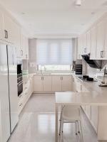 China Residence Custom Sintered Stone / Marble / Granite Laminate Kitchen Furniture Sets for sale