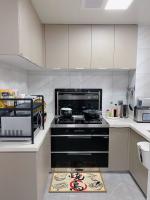 China Linear Style Fixed George Standard Export Packing Customized Wooden Kitchen Cabinet for sale