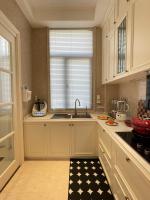 China Linear Style Fixed George Standard Export Packing Customized Wooden Kitchen Cabinet for sale