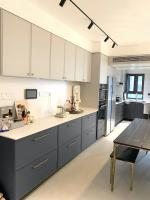 China Modern Light Grey Shaker Style Kitchen Cabinet With Dtc Hardware For Hotel for sale