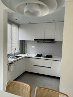 China Modern Light Grey Shaker Style Kitchen Cabinet With Dtc Hardware For Hotel for sale
