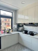 China Modern Light Grey Shaker Style Kitchen Cabinet With Dtc Hardware For Hotel for sale